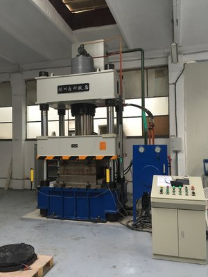 China Fully Automatic 400 Ton Hydraulic Press Machine , Four Column Hydraulic Press supplier
